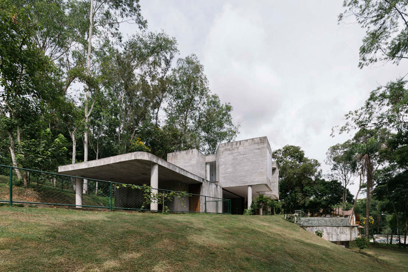 estúdio BRA's pitanga house sits within the rich native vegetation of ...