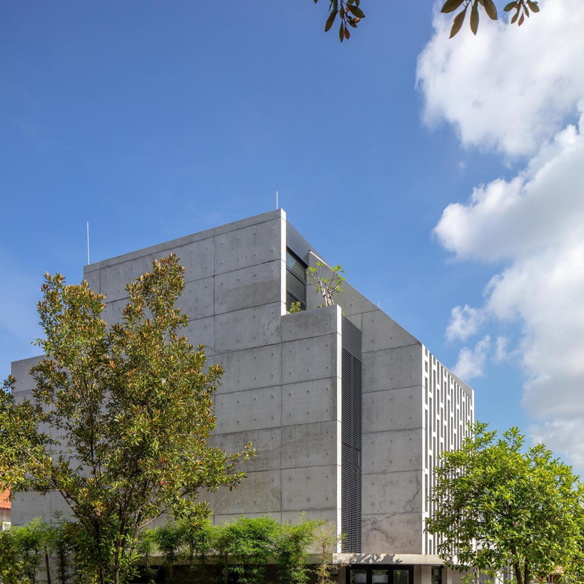 HYLA architects wraps singapore house in perforated screens of ...