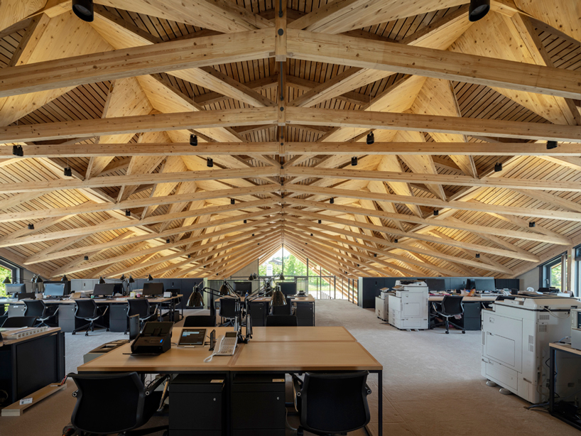 UENOA tops japanese office building with three-dimensional timber roof