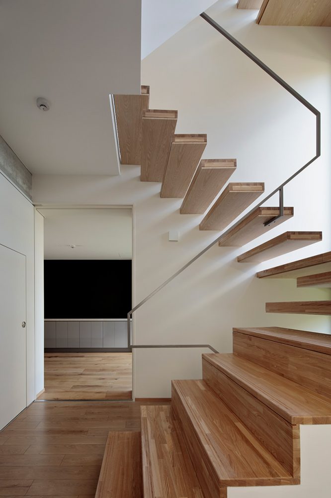 EASTERN design office stacks concrete square tubes for house in kyoto