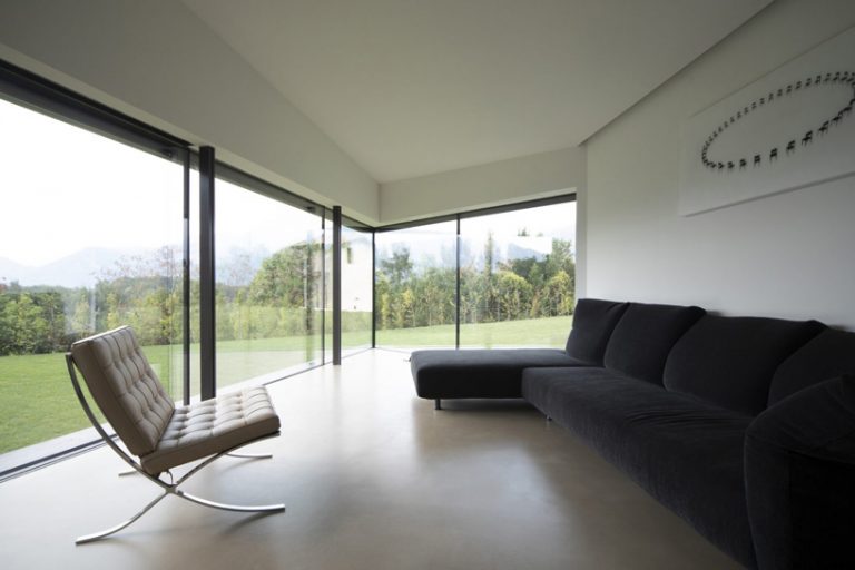 ARW associates connects claw-shaped house with its mountainous ...