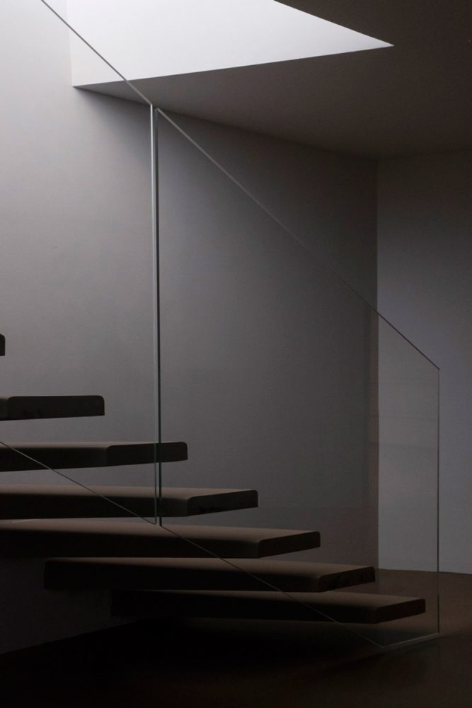 ARW associates connects claw-shaped house with its mountainous ...