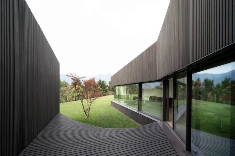 ARW associates connects claw-shaped house with its mountainous ...