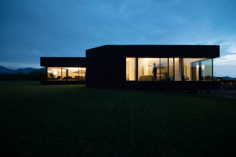 ARW associates connects claw-shaped house with its mountainous ...