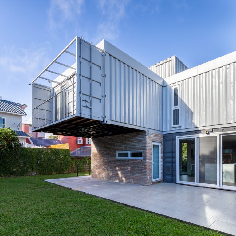 KS arquitetos builds a stacked container house for a metalworker in brazil