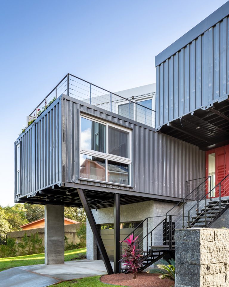KS arquitetos builds a stacked container house for a metalworker in brazil