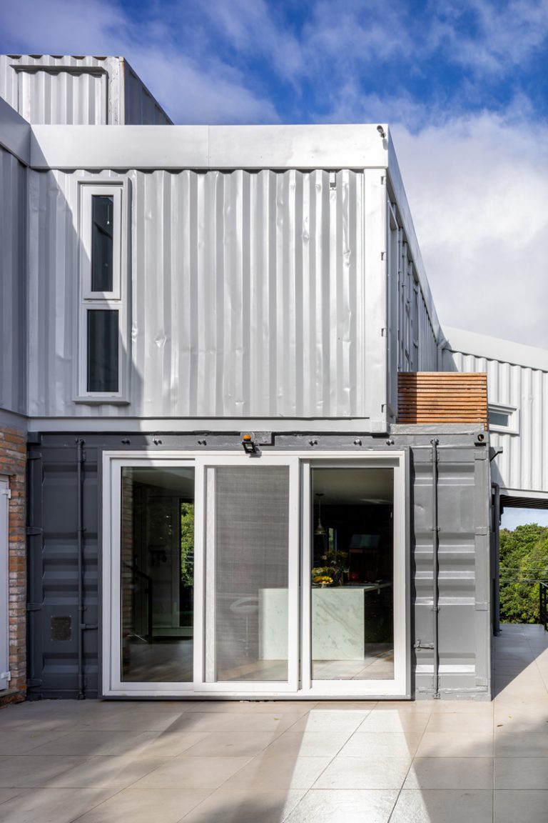 KS arquitetos builds a stacked container house for a metalworker in brazil
