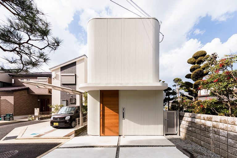satoshi saito's 'melt' house in osaka encloses an indoor garden