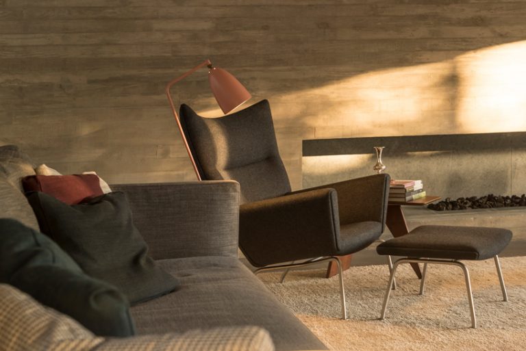 studio MK27 defines its são paulo 3V house with a glowing timber screen