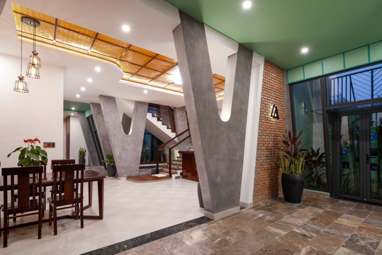 VRA designs 'cam thanh A&A villa' to recall vietnam's sunny coconut palms