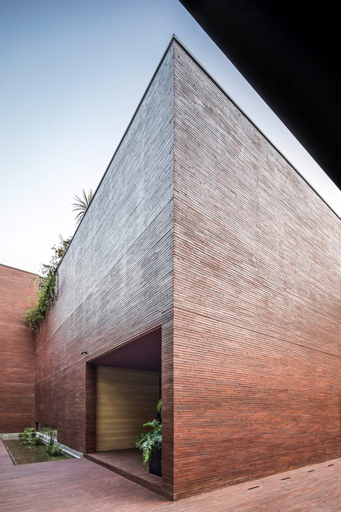 esrawe studio shapes casa sierra fría in mexico as a monolithic brick ...