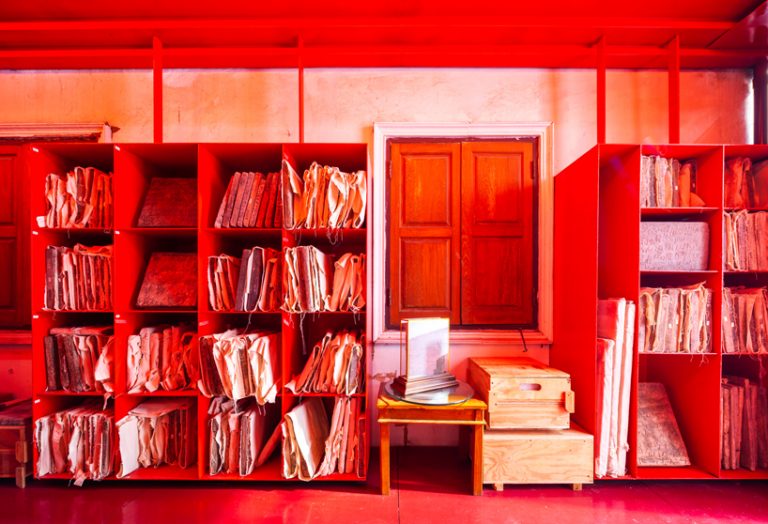 walllasia inserts a tiny red museum into bangkok's royal monastery