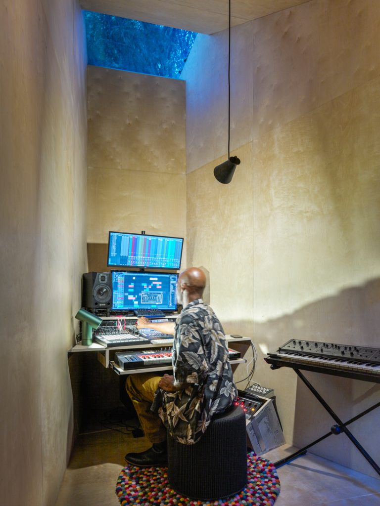 campos studio fits a tiny 'music shed' studio within a garden site
