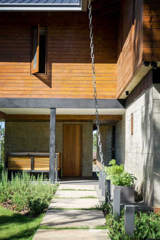 timber facades define casa del bosque by A20 arquitectos