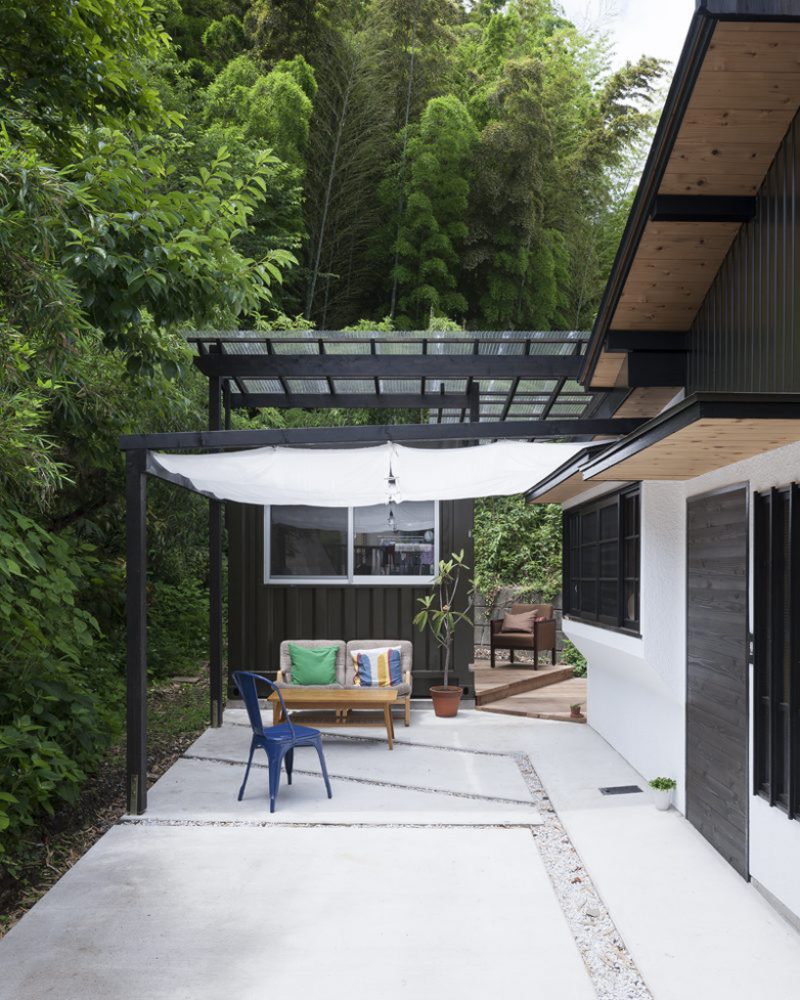 atelier ryo abe renovates japanese wooden shed into house & atelier ...