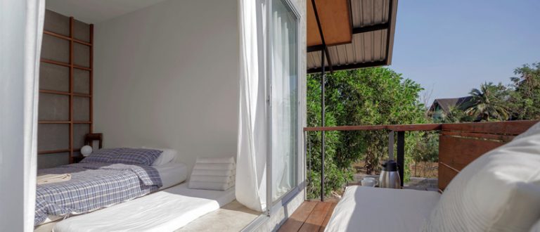 baan lek villa by GLA design studio is a breathable concrete house in thailand