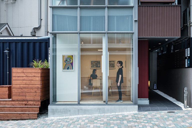 mtka uses U-shaped rotating door to divide this 28 sqm art gallery in tokyo