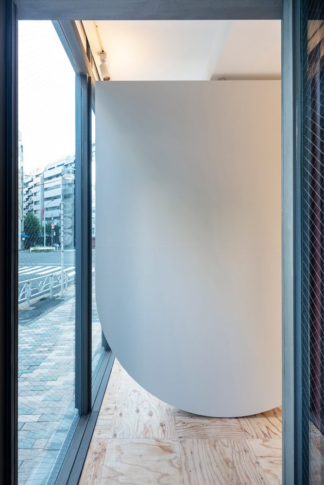 mtka uses U-shaped rotating door to divide this 28 sqm art gallery in tokyo