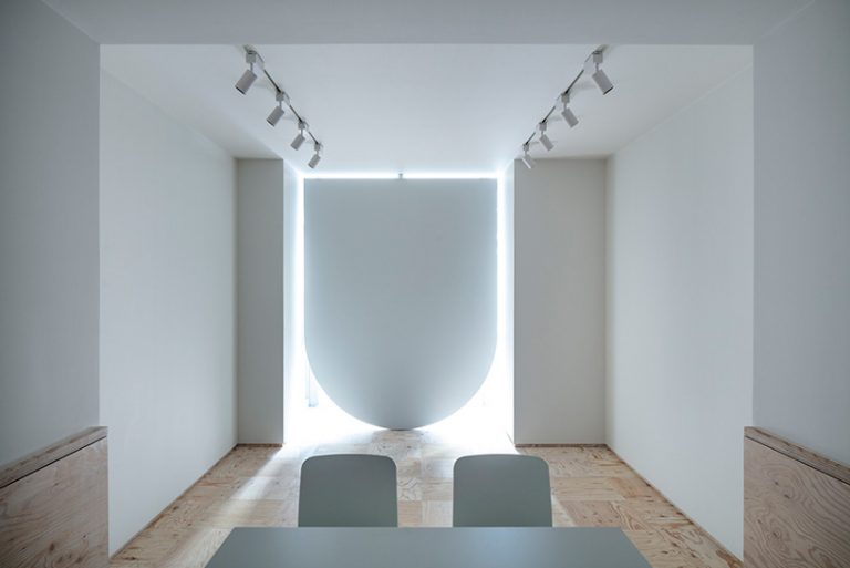 mtka uses U-shaped rotating door to divide this 28 sqm art gallery in tokyo