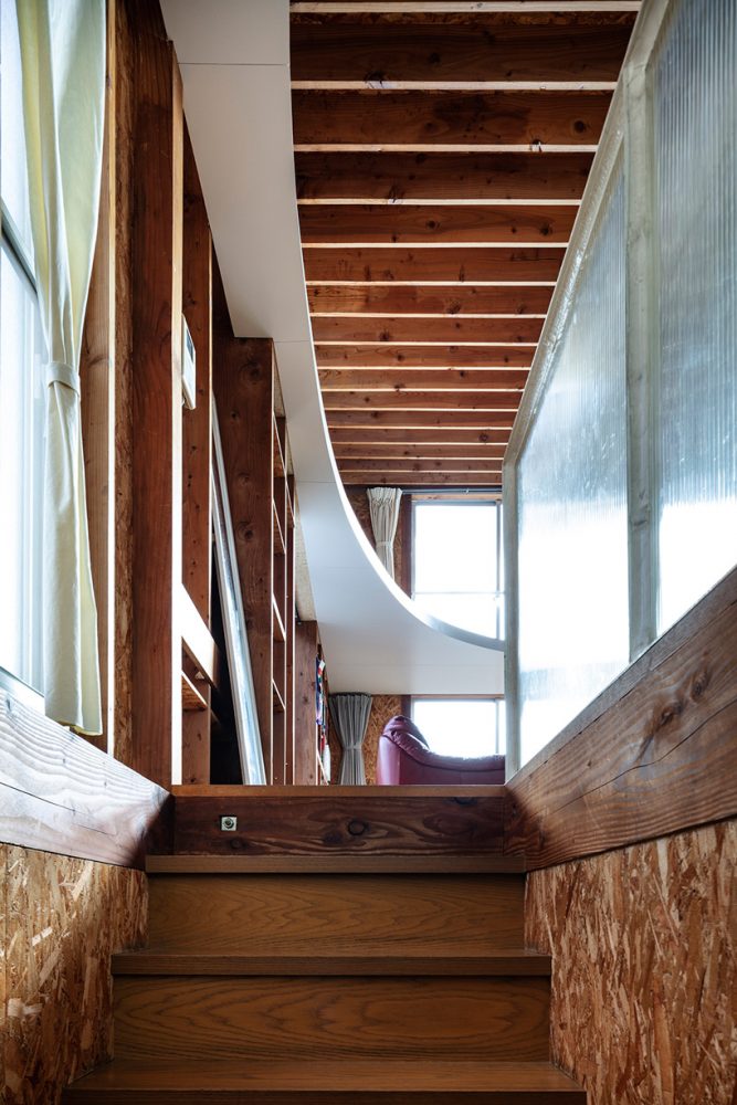 mtka adds inhabitable elliptical void below the roof of this house in tokyo