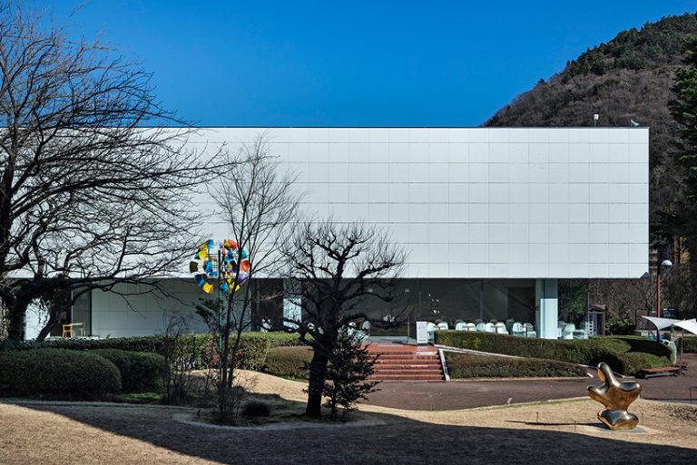 TORAFU architects renovates museum gallery with cedar logs as benches ...