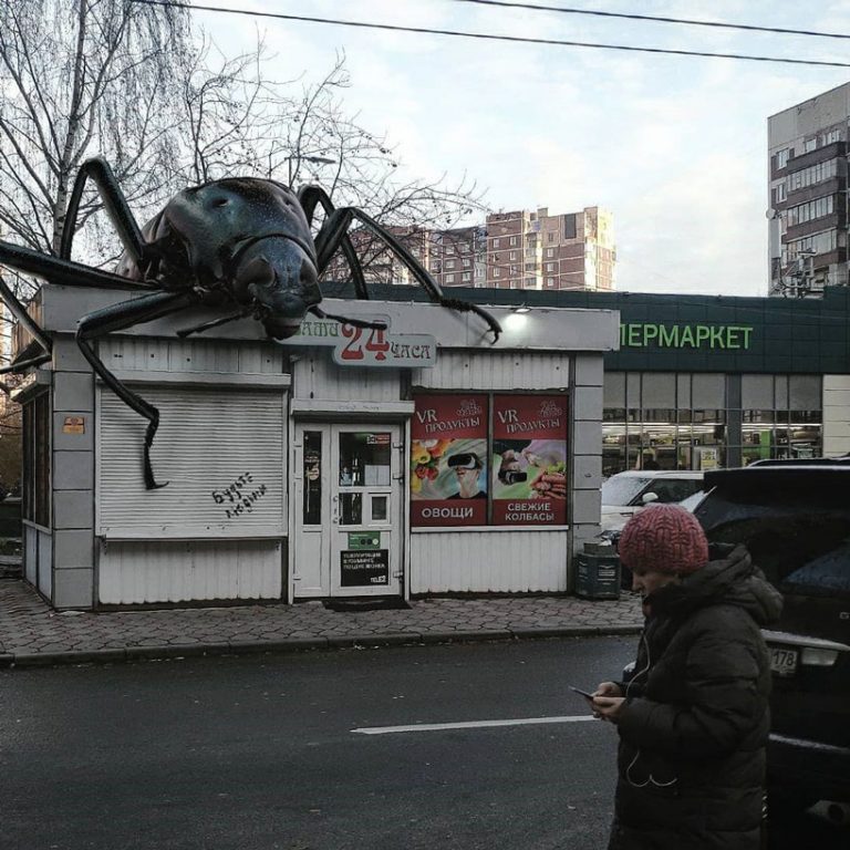 supersized animals take over the city in images by vadim solovyov