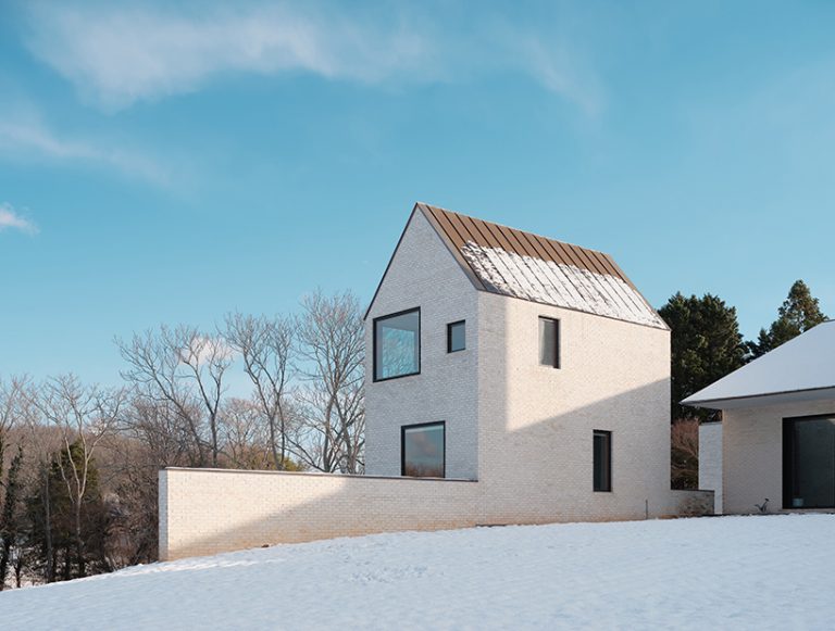 TW ryan's 'three chimney house' echoes colonial american south