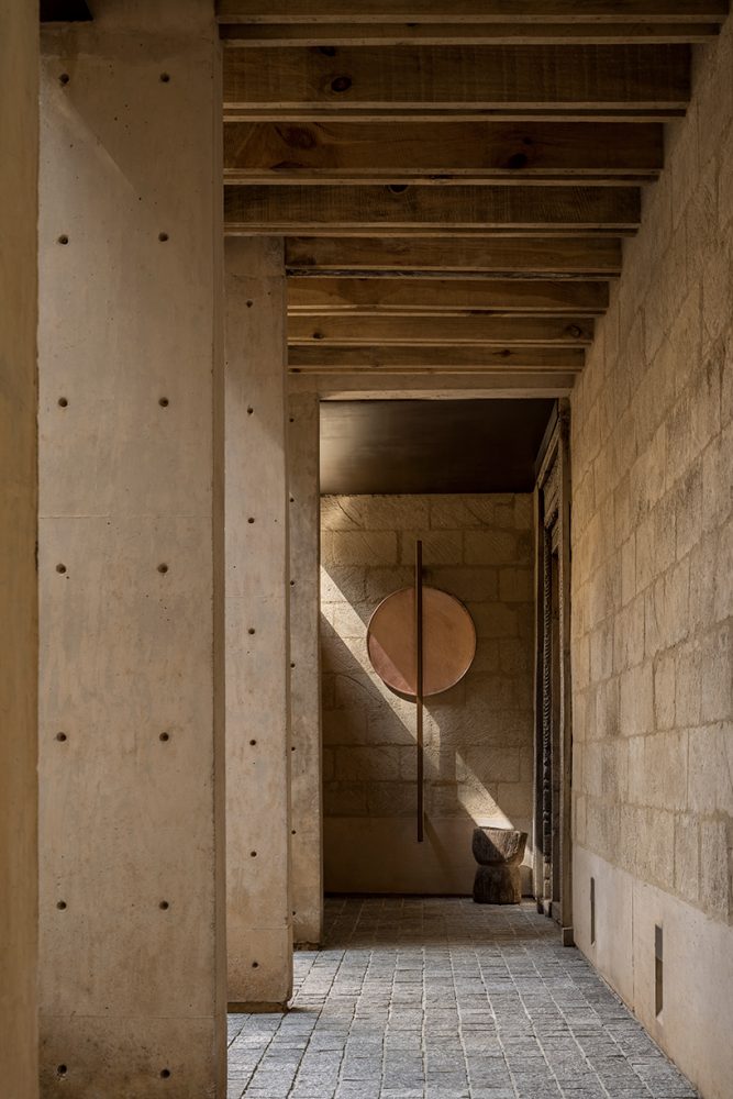 taller héctor barroso builds its house in avandaro with minimal mud brick
