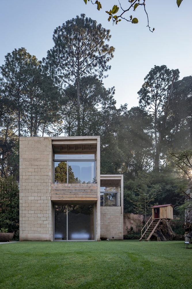 taller héctor barroso builds its house in avandaro with minimal mud brick