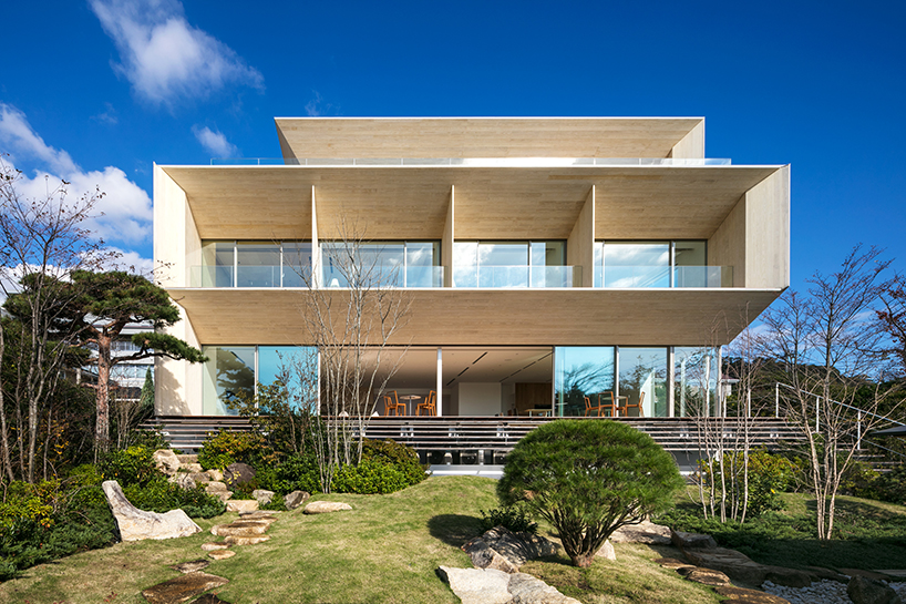 kengo kuma's 'shiro' brings warm white geometries to japanese garden