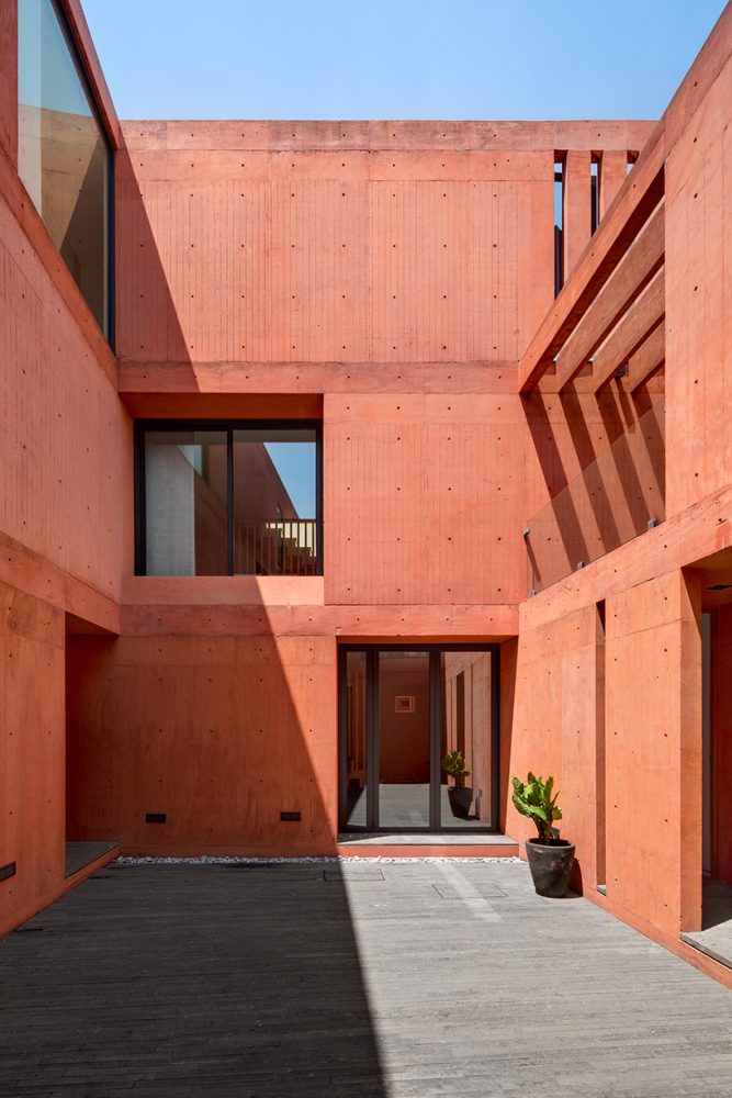 estudio MMX expresses its vibrant CVC house in red pigmented concrete