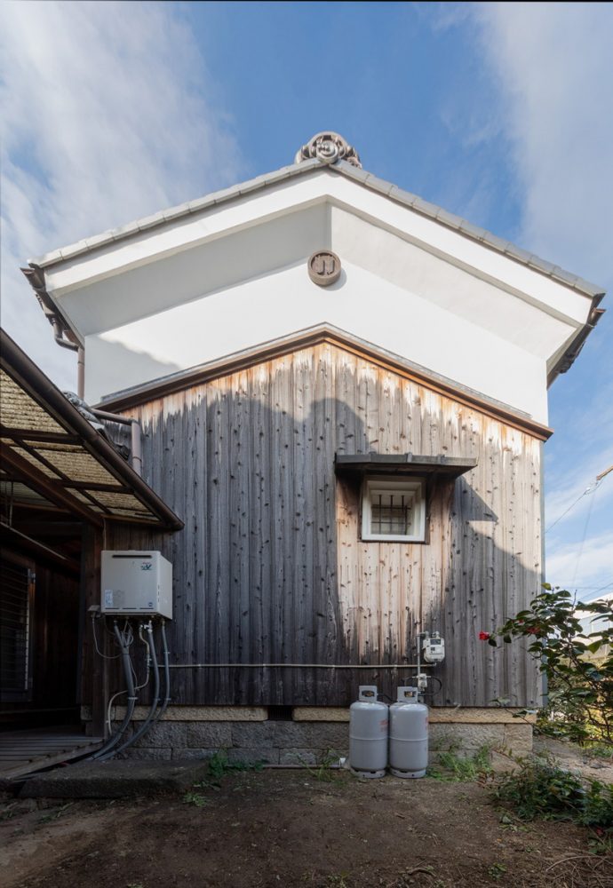 kishi environment & architecture design office converts warehouse into ...