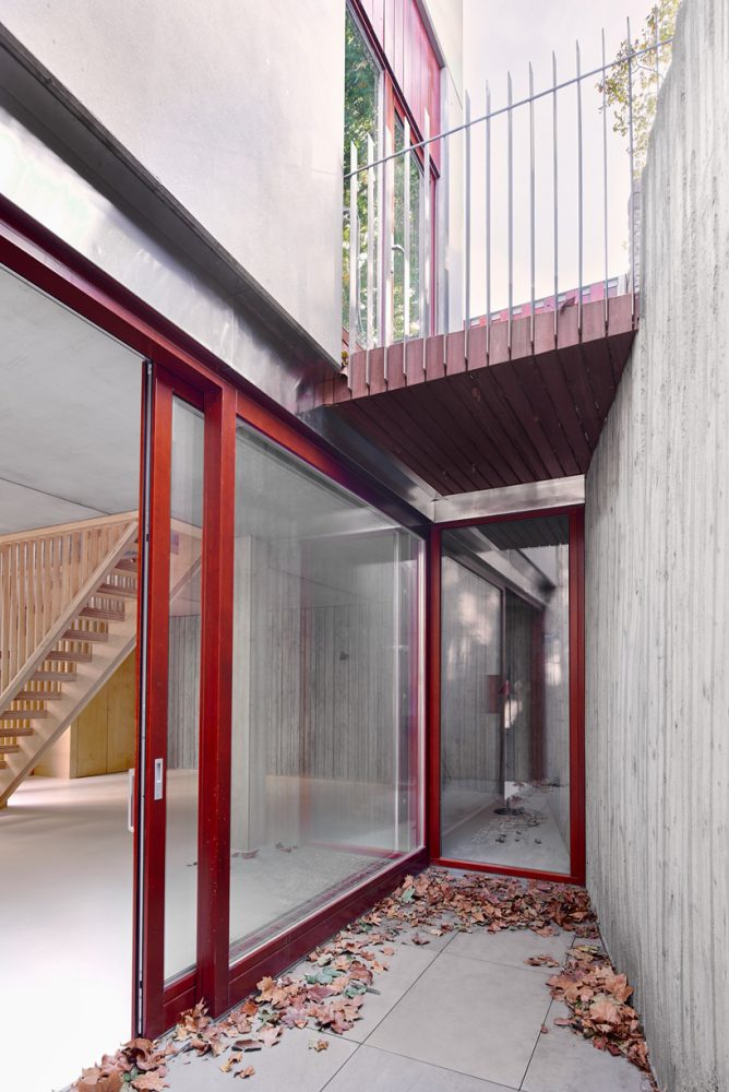 textured in-situ concrete adorns SOBORO house by kennedytwaddle