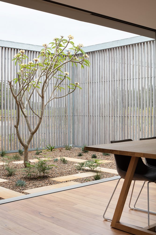 CHROFI + FABPREFAB site australian courtyard house in mungo brush