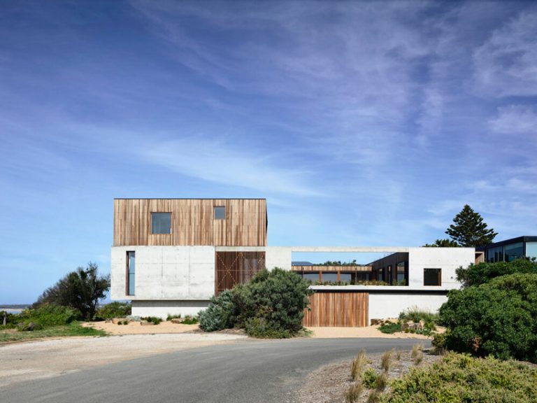 auhaus builds a beachside house around a central courtyard in australia