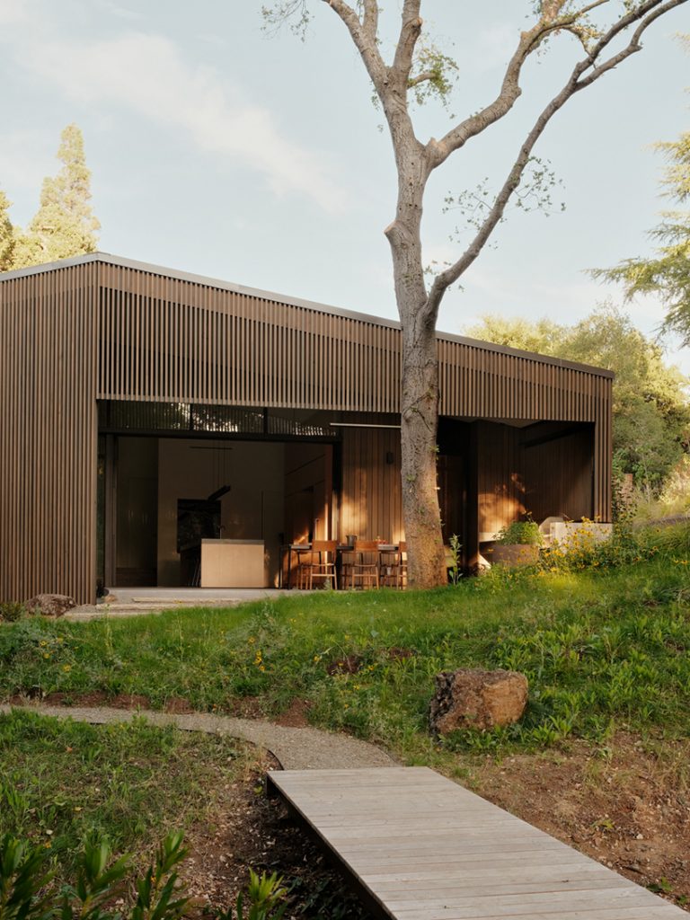 field architecture splits open dawnridge house to accomodate existing oak