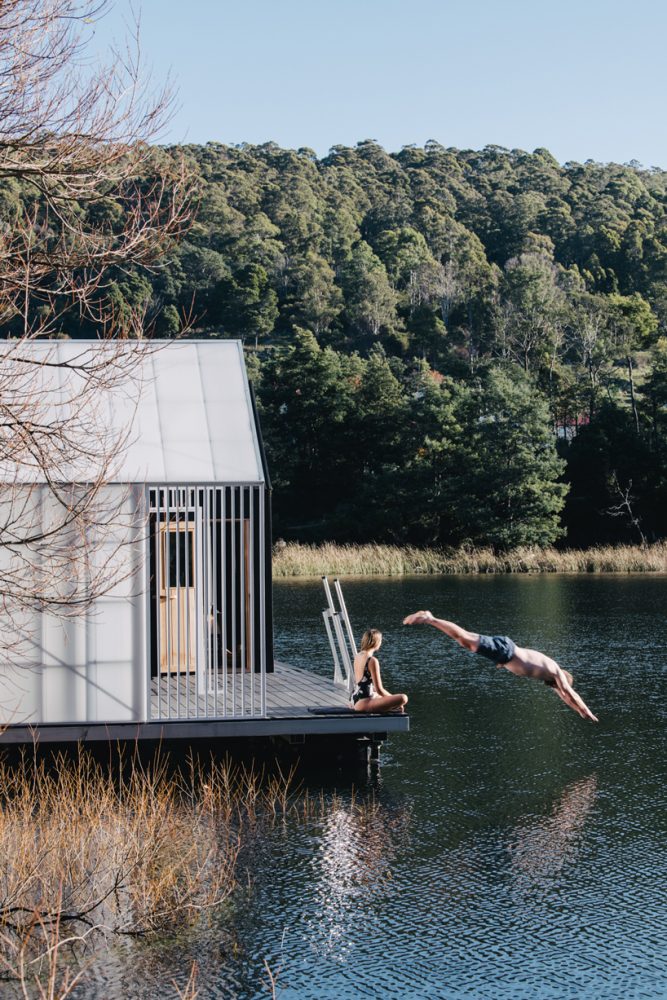 licht architecture builds a floating sauna on lake derby in tasmania