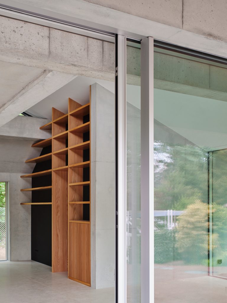 alex lehnerer's rühlstrasse house introduces curving concrete to bavaria