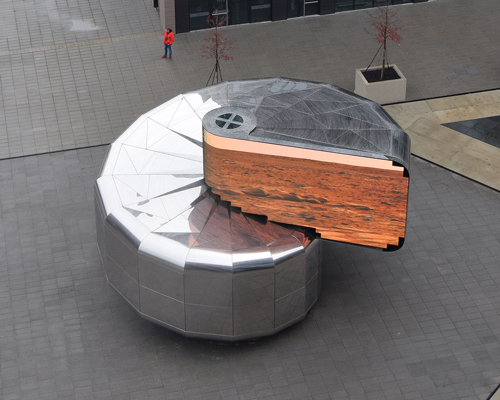 luminescent 'draftroom' in texas by jiří příhoda features a suspended table