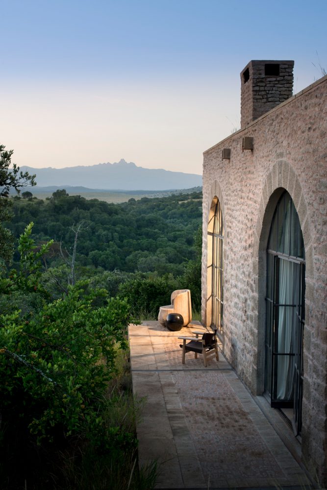 michaelis boyd's arijiju house hybridizes european and kenyan architecture