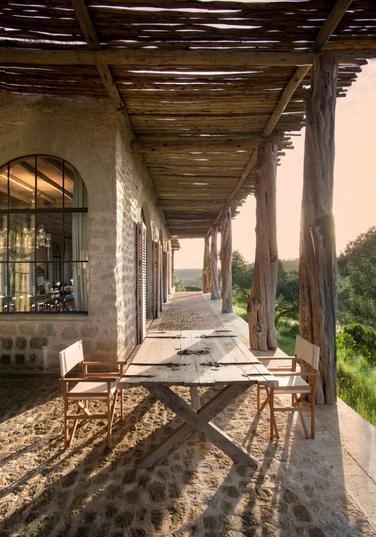 michaelis boyd's arijiju house hybridizes european and kenyan architecture