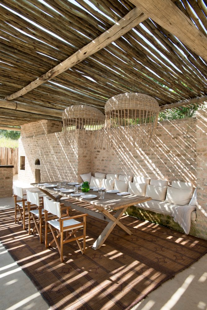 michaelis boyd's arijiju house hybridizes european and kenyan architecture