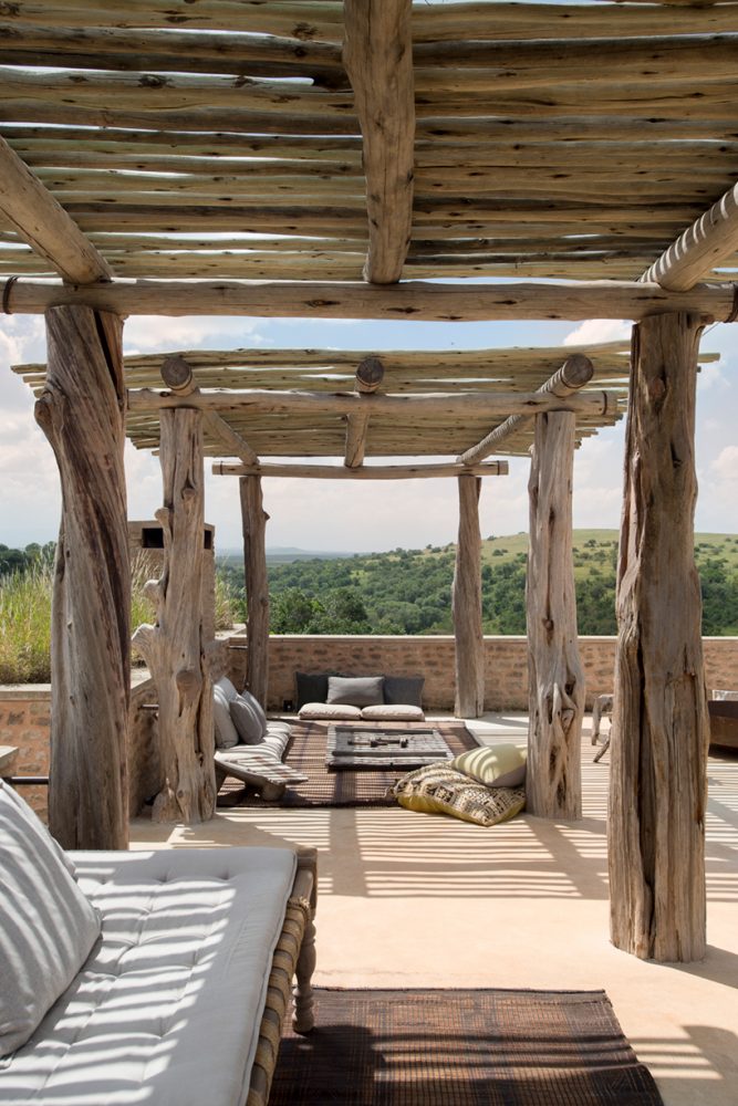 michaelis boyd's arijiju house hybridizes european and kenyan architecture