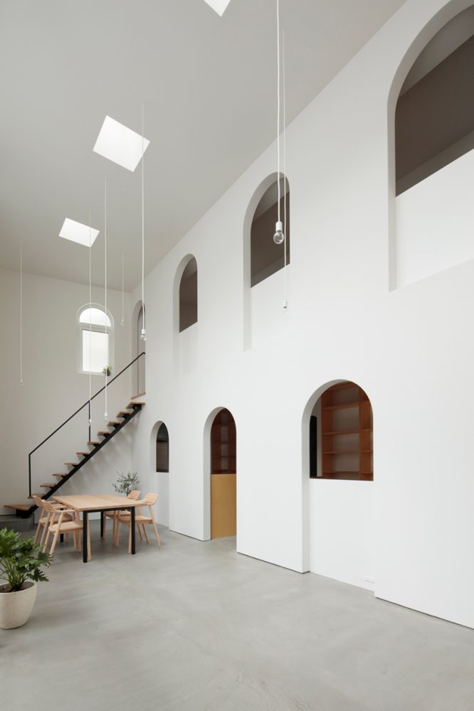toshihiro aso fills its house in asaka with light-filled arches