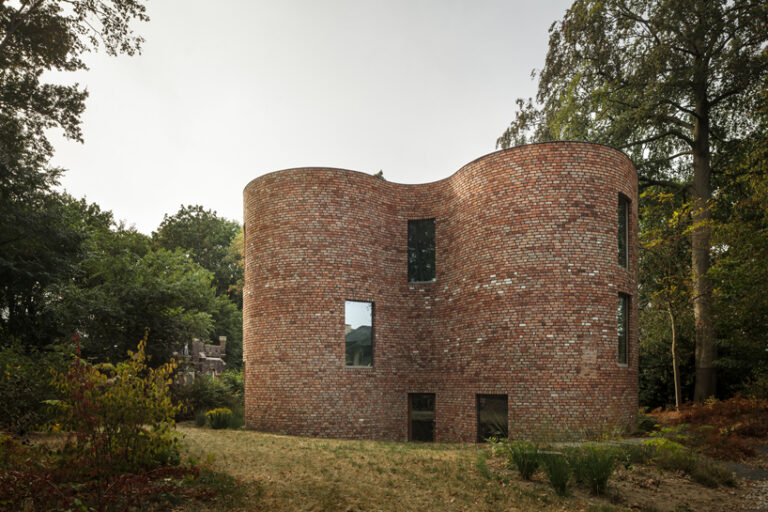 BLAF architects uses recycled bricks to build curved 'gjG house' in belgium