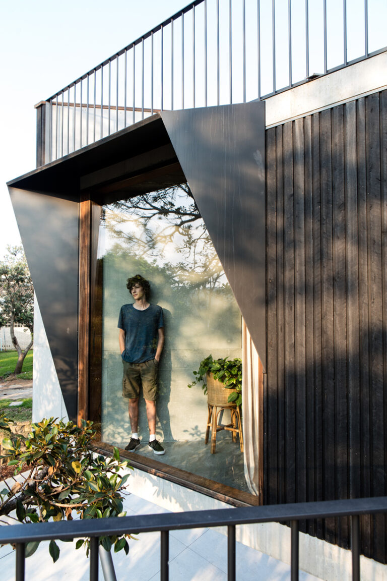 david boyle sculpts the breezeway house as a complex, angular geometry