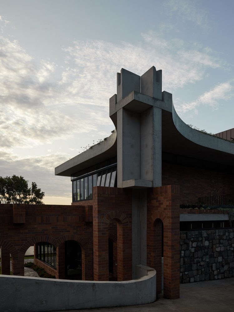 jesse bennett studio builds australian house with brick archways ...