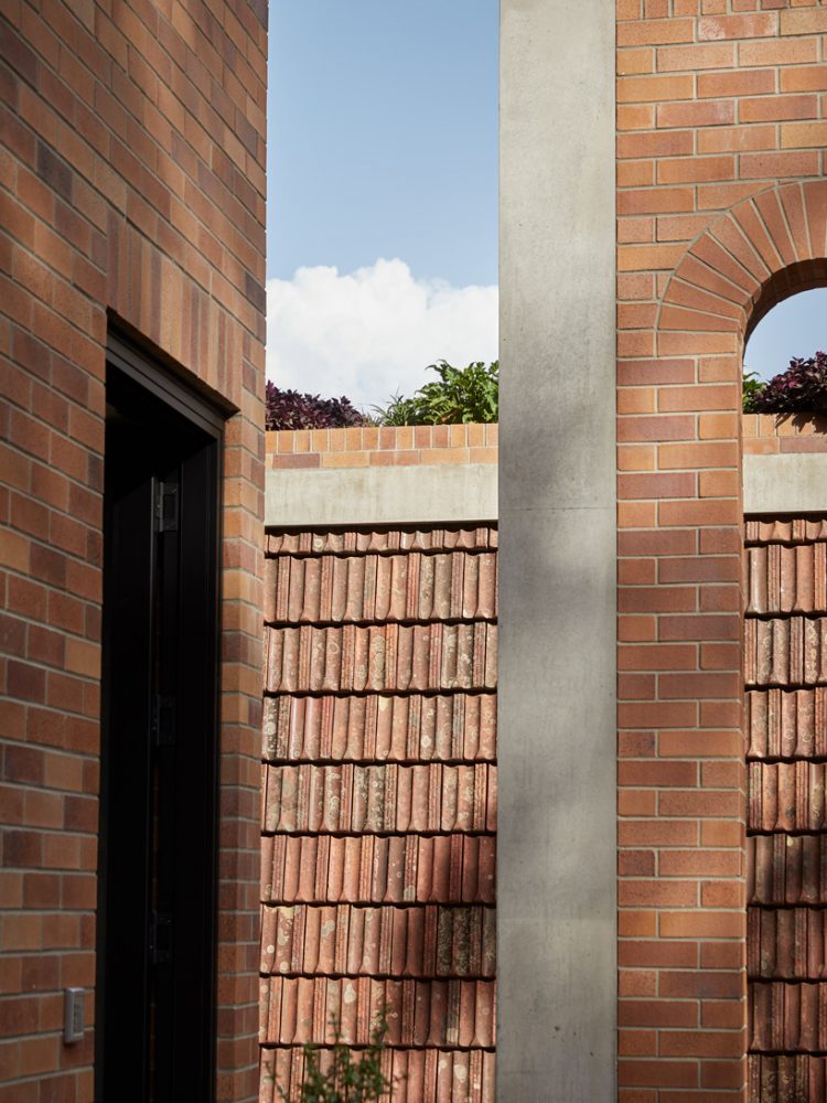 jesse bennett studio builds australian house with brick archways ...