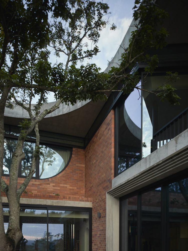 jesse bennett studio builds australian house with brick archways ...