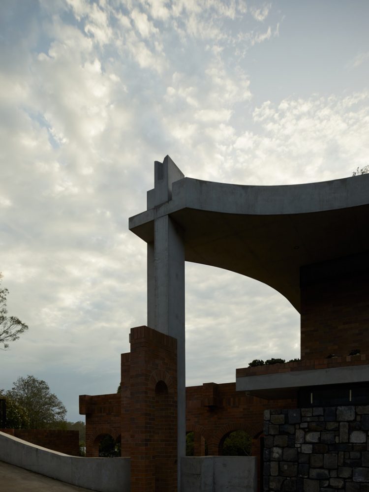 jesse bennett studio builds australian house with brick archways ...